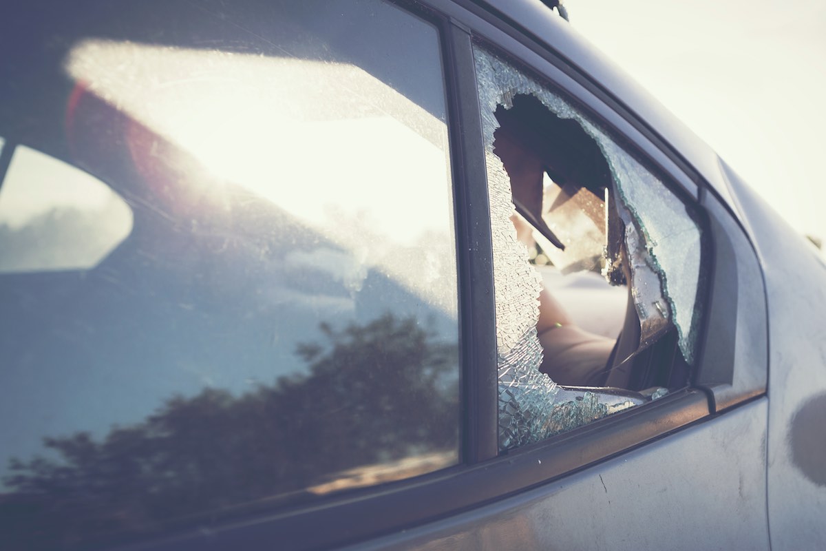 Cancun Taxi Driver Smashes Window Of Uber With Tourists On Board ...