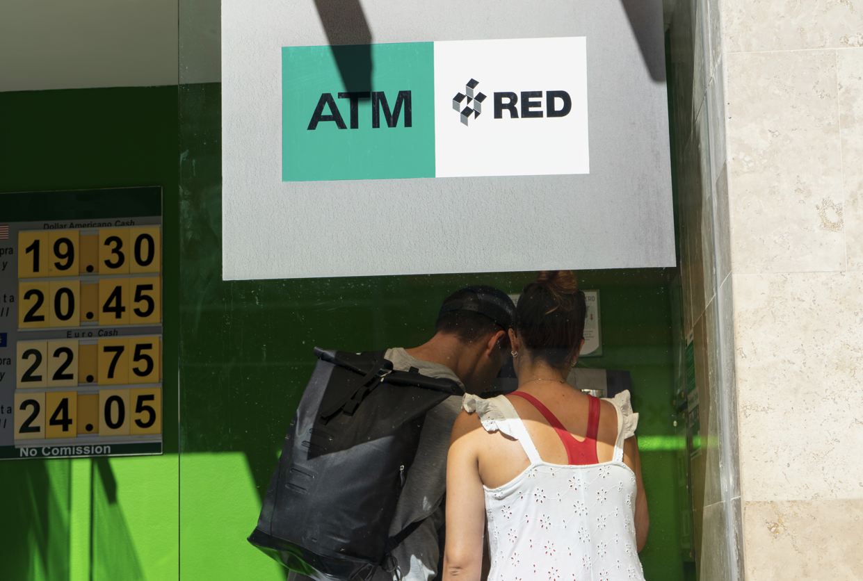 Withdrawing $100 At A Cancun ATM Could Cost You An Extra $20 & How To ...