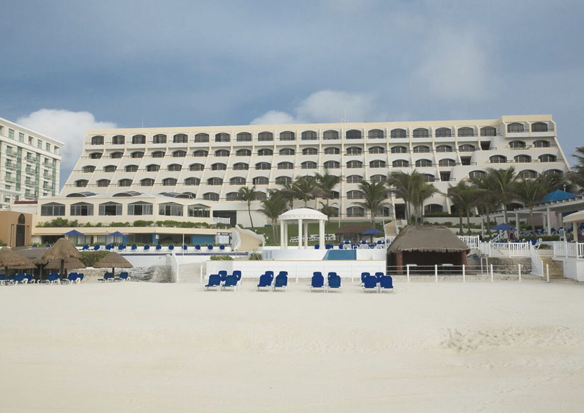 This All-Inclusive Cancun Resort Is Closed Temporarily Due To Worker ...